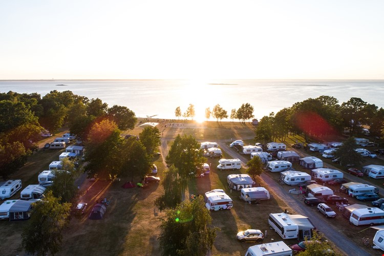 Boka Campingplats på Öland! Tält, Husvagn & Husbil | Saxnäs Camping